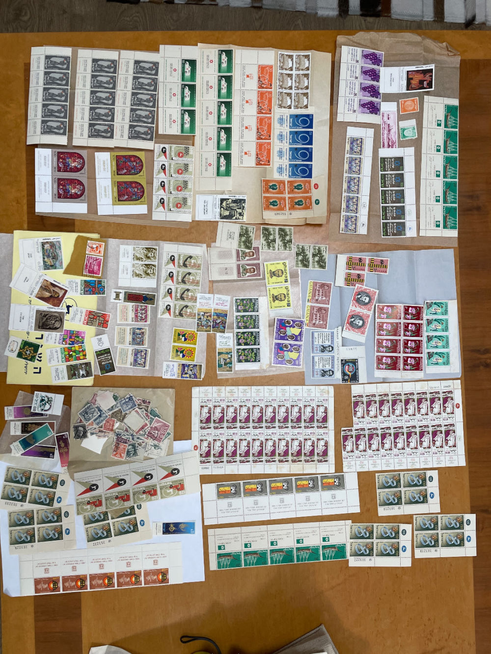 Bidspirit auction | תיקיה עם בולים שונים בעיקר